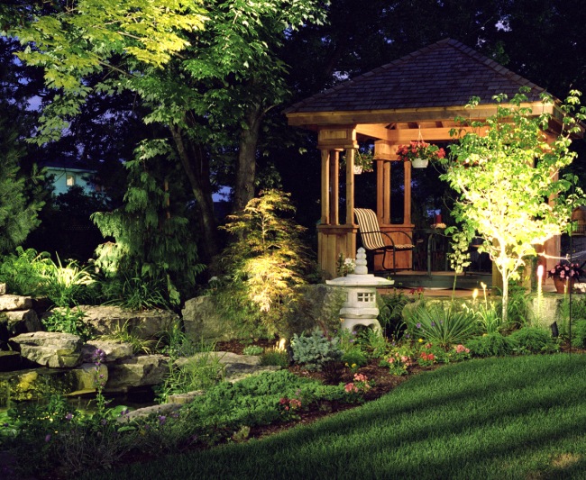Landscape Lighting Ideas to Highlight Garden Features | Outdoors Well Lit